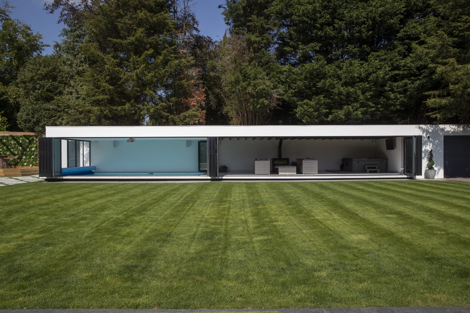 Stunning Pool House in South Wales - AluK